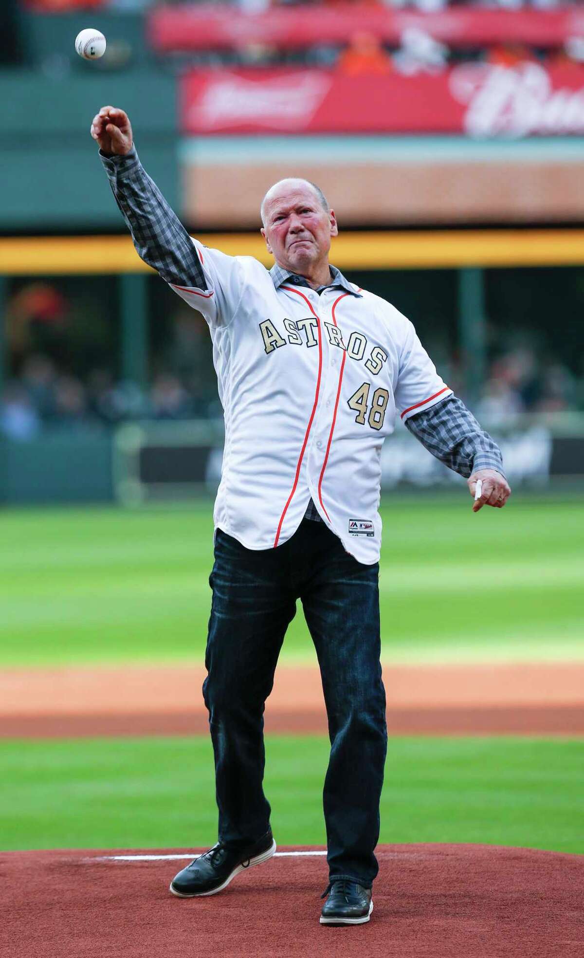 Leaf blower, brave employee save Astros' World Series banner unveiling