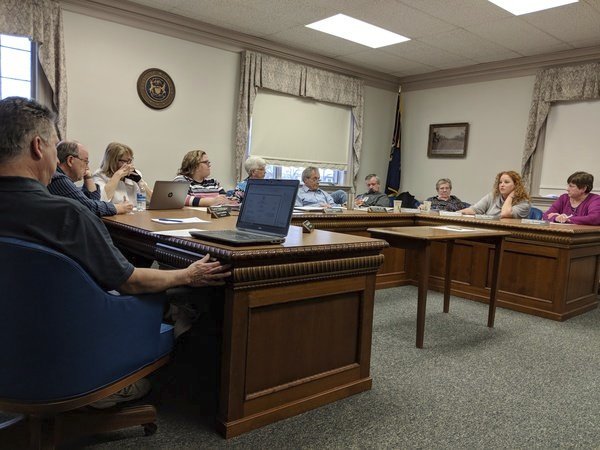Heated debate, tied vote on search for new Gladwin city administrator