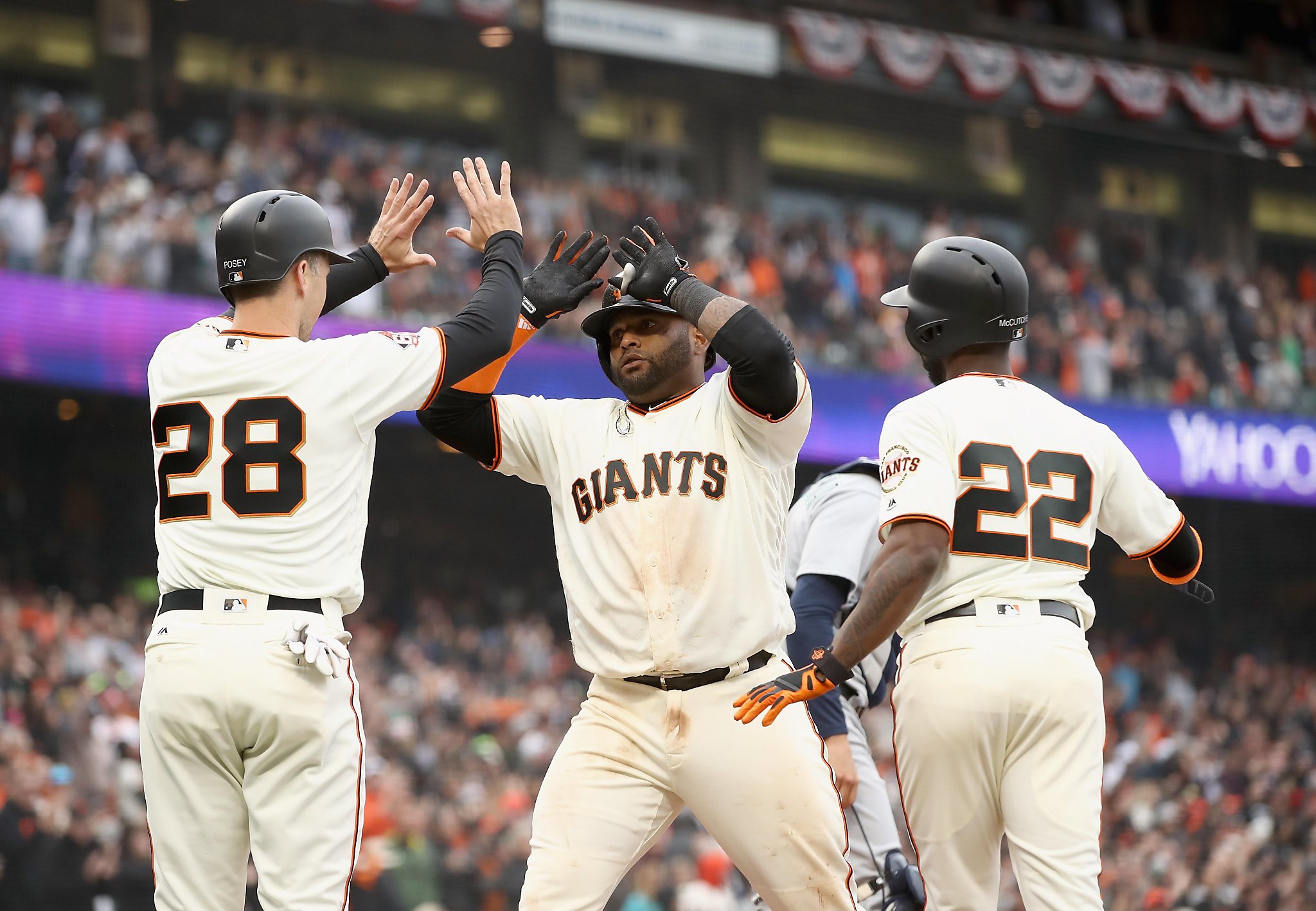 Giants mash four homers, slam King Felix in rout of Mariners