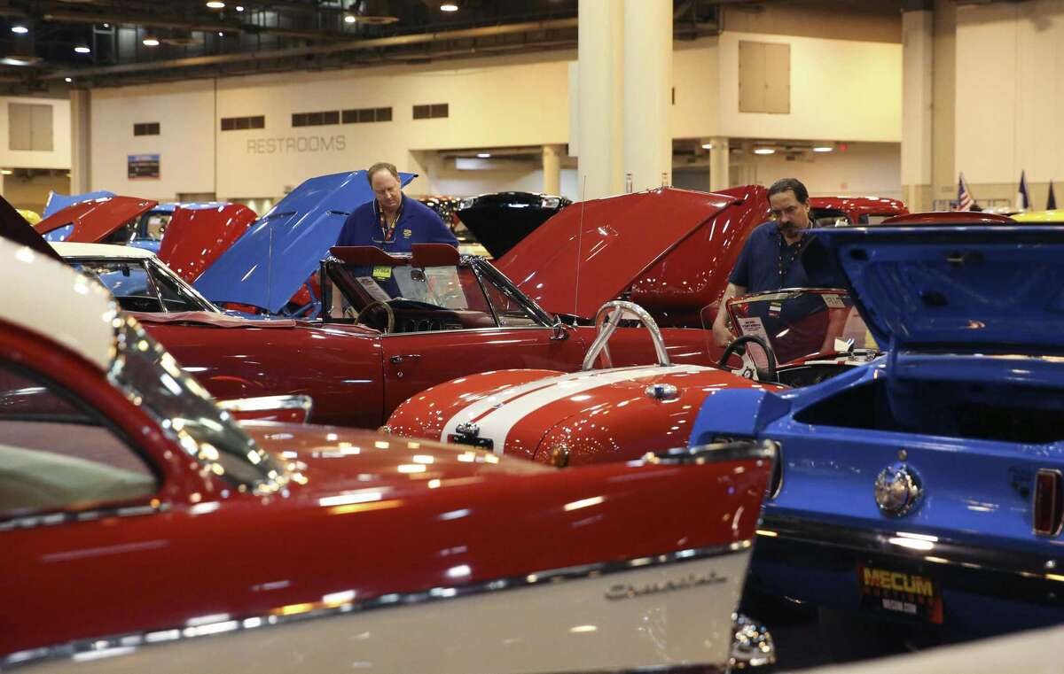 Muscle car auction draws sellers, spectators