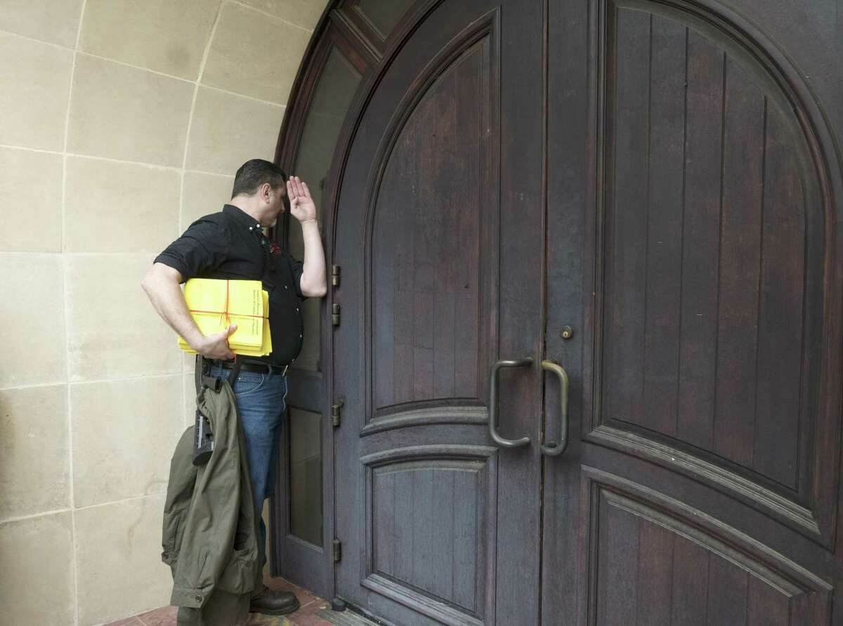Gun-rights activists march through Olmos Park to protest police chief
