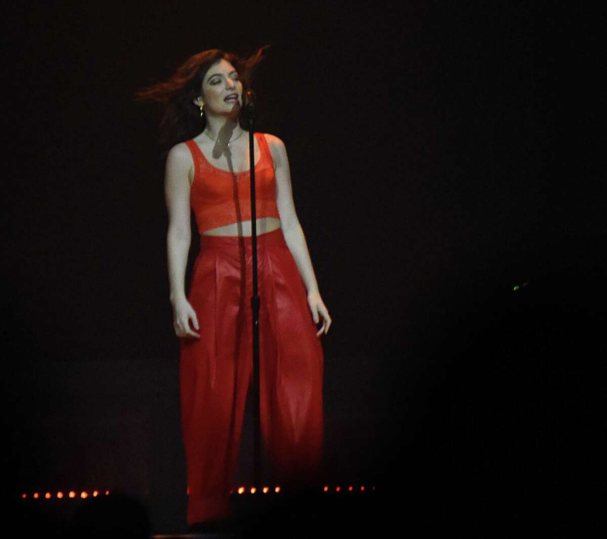 Lorde shines musically in Connecticut debut