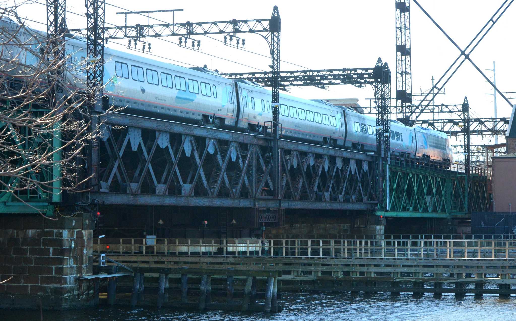 Problem closing Walk Bridge leads to train delays