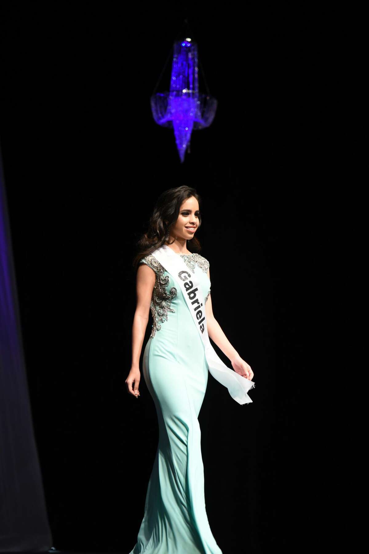 Former Laredo beauty queen shaves head to fight stigma, calm anxiety ...