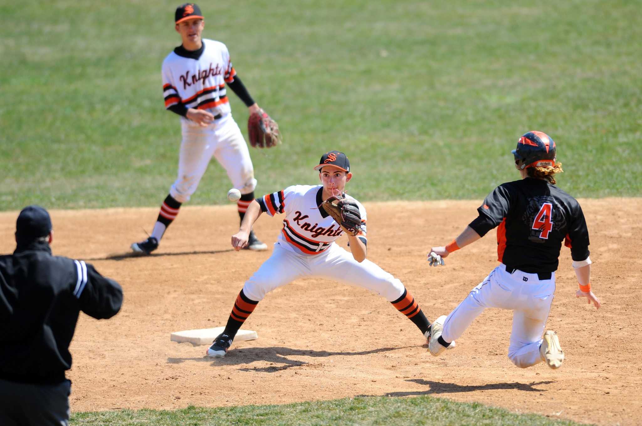 BASEBALL: Artzt pitches Ridgefield over Stamford