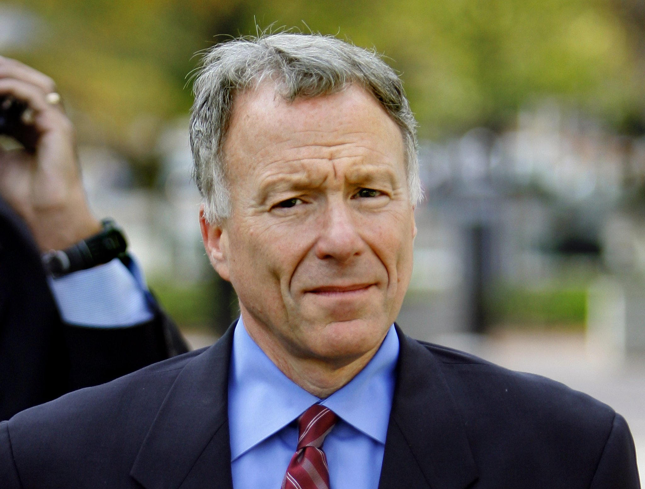 President issues pardon to Cheney aide in CIA leak