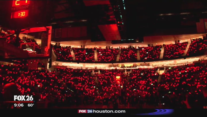 Photos: Fans swarm Toyota Center for Game 1 of Rockets-Timberwolves
