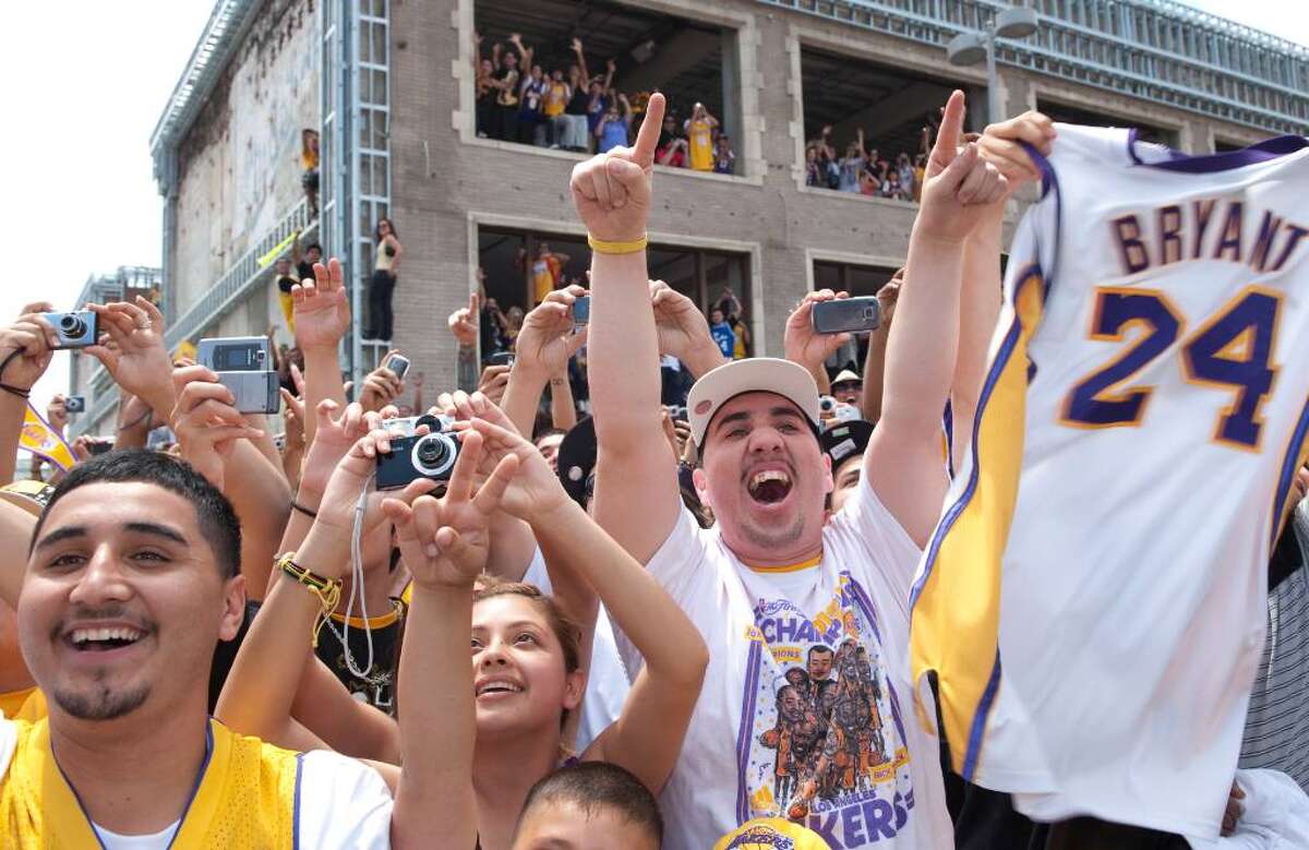 Fans line up for Lakers victory parade