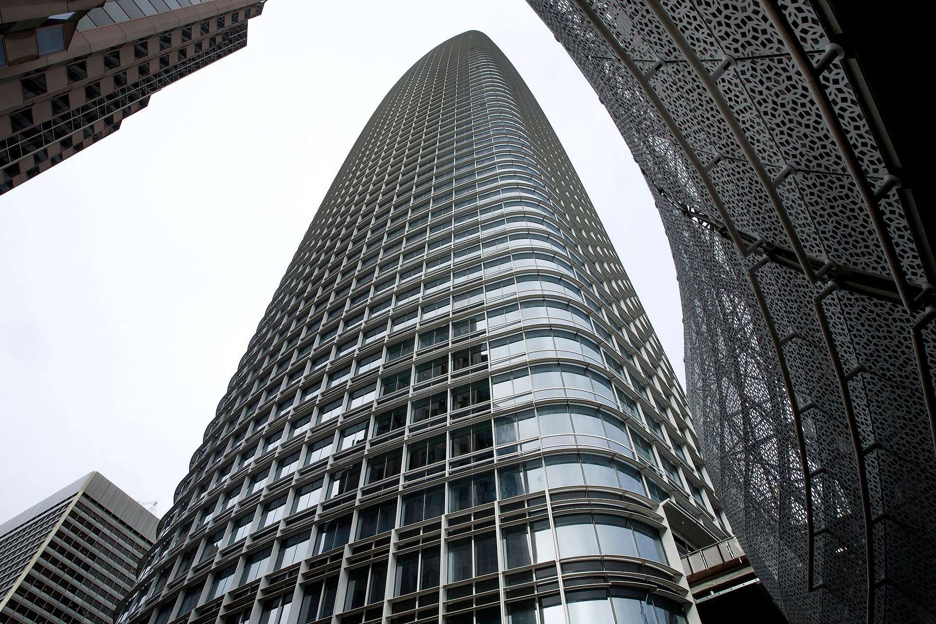 Visible 20 miles away: Salesforce Tower art lights up the SF skyline ...