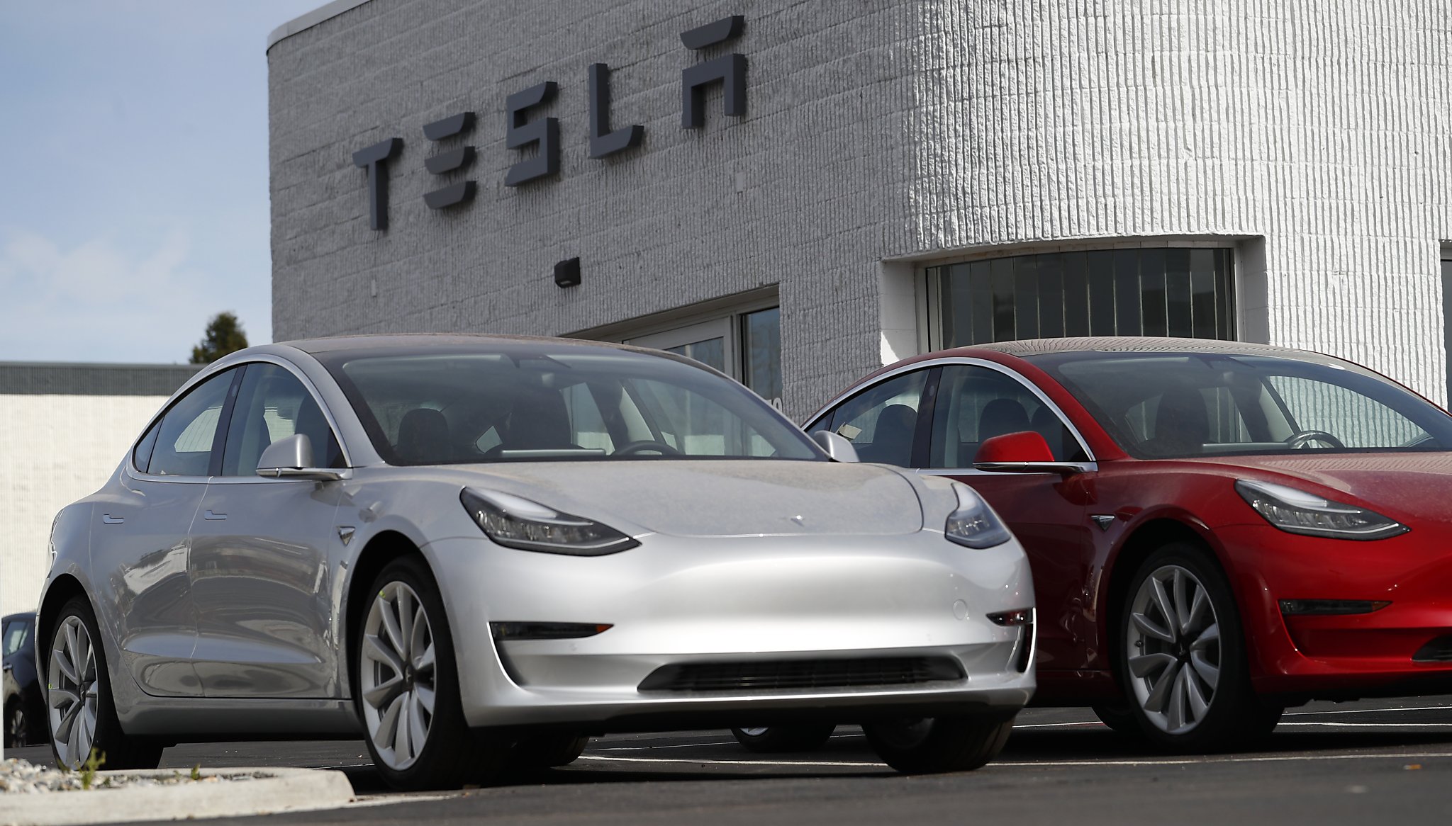 Tesla aims to boost Model 3 production to 6,000 a week by end of June