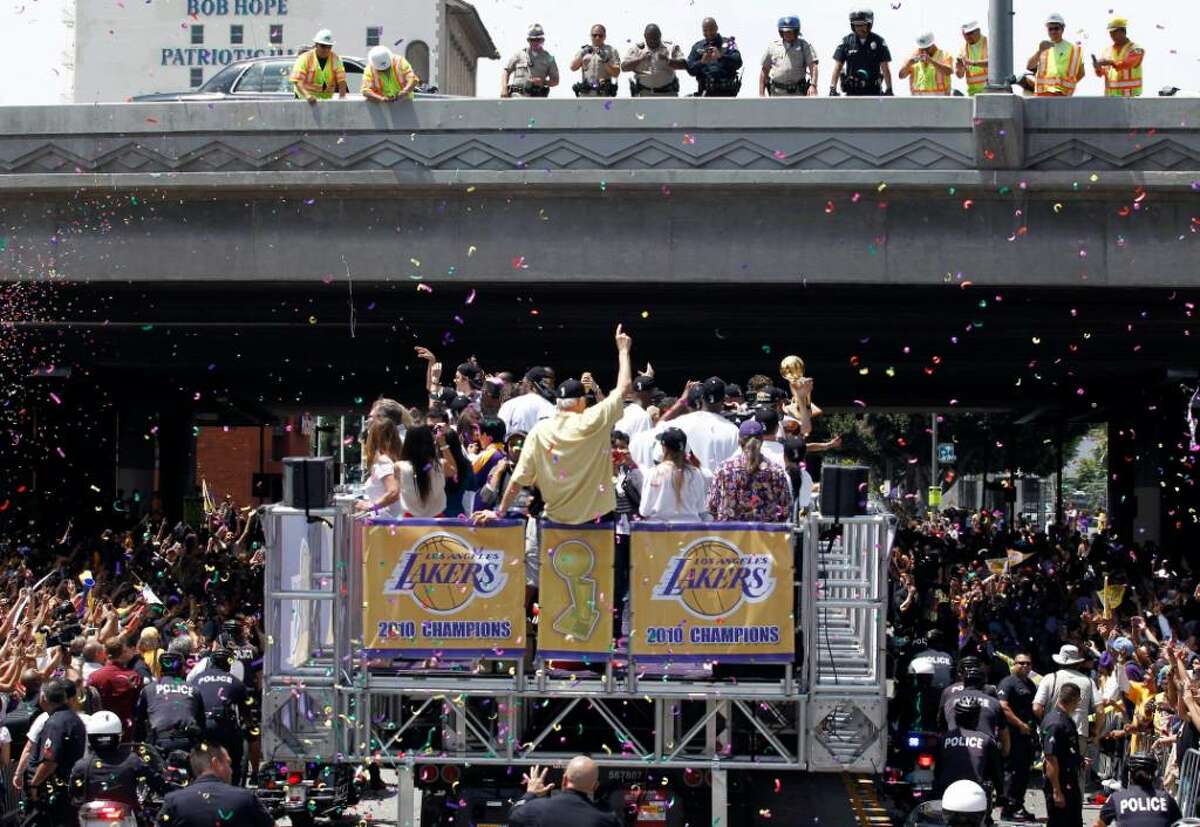 Fans line up for Lakers victory parade