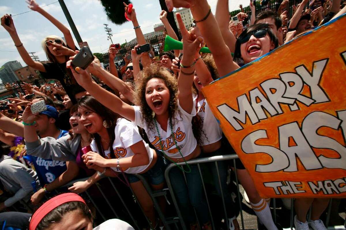Fans line up for Lakers victory parade