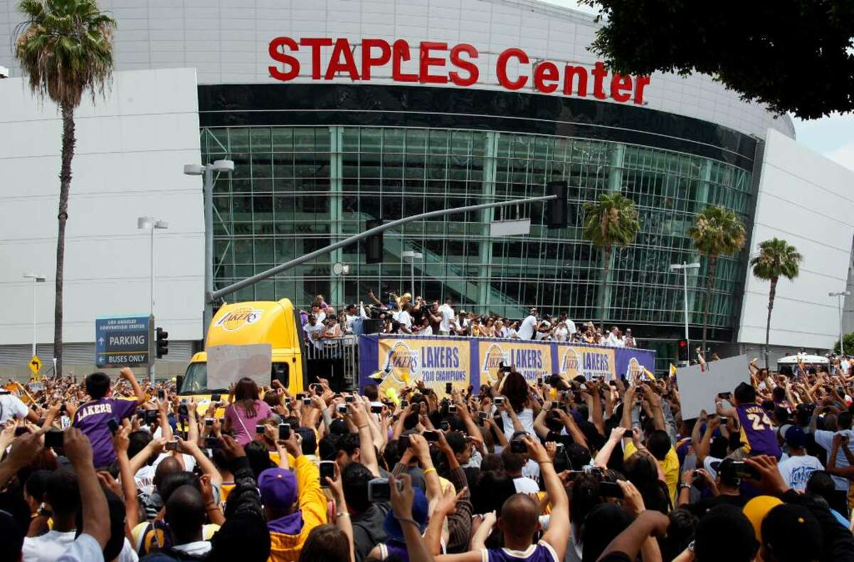 Fans line up for Lakers victory parade