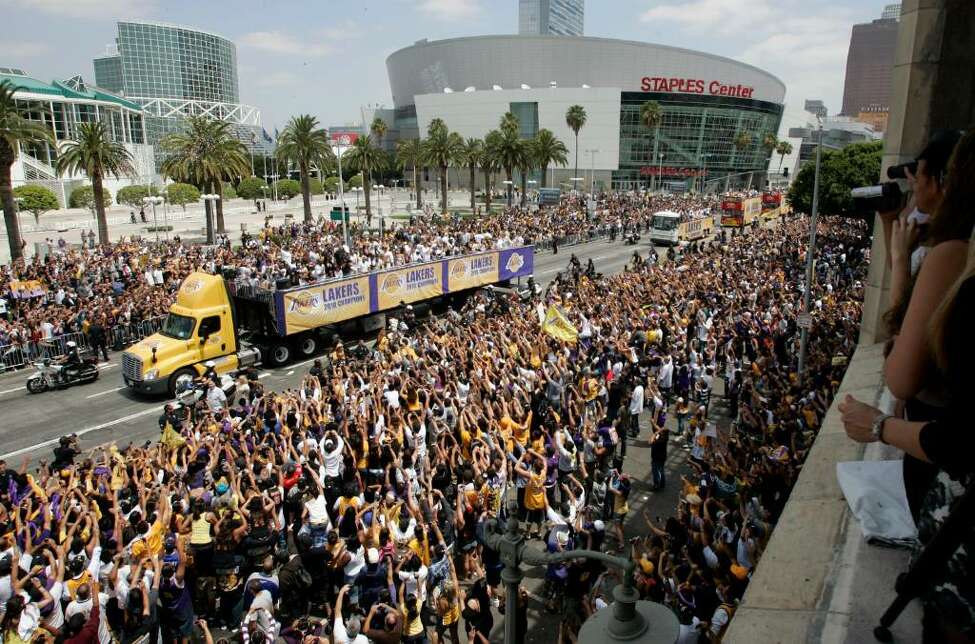 Fans line up for Lakers victory parade