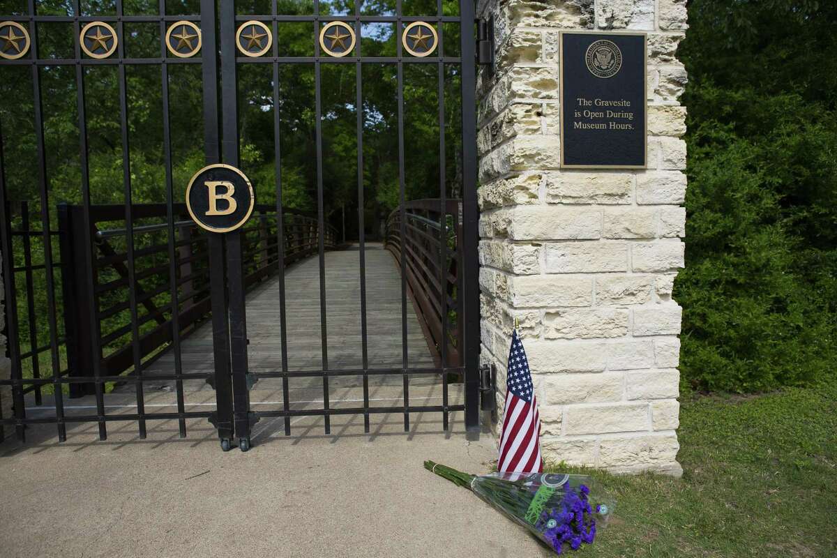 Well-wishers line up at Barbara Bush's gravesite in College Station