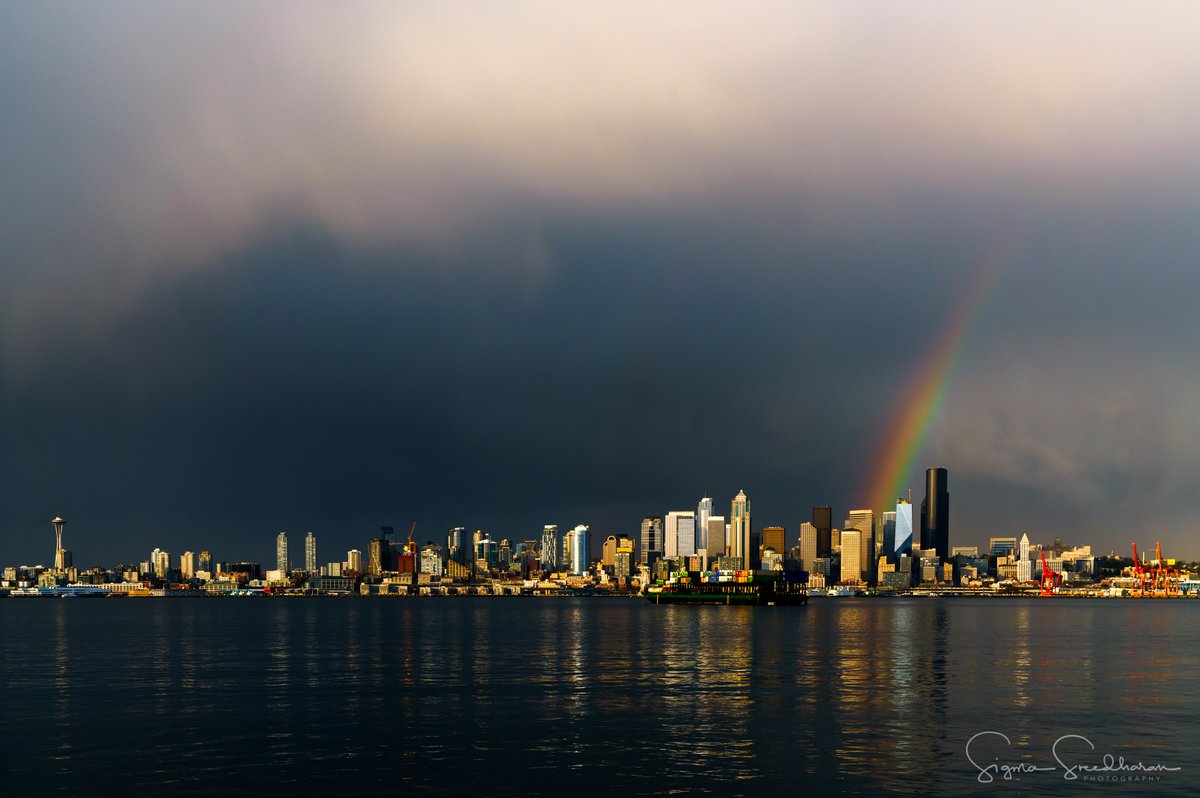 Seattle Twitter goes crazy over rainbow sunset