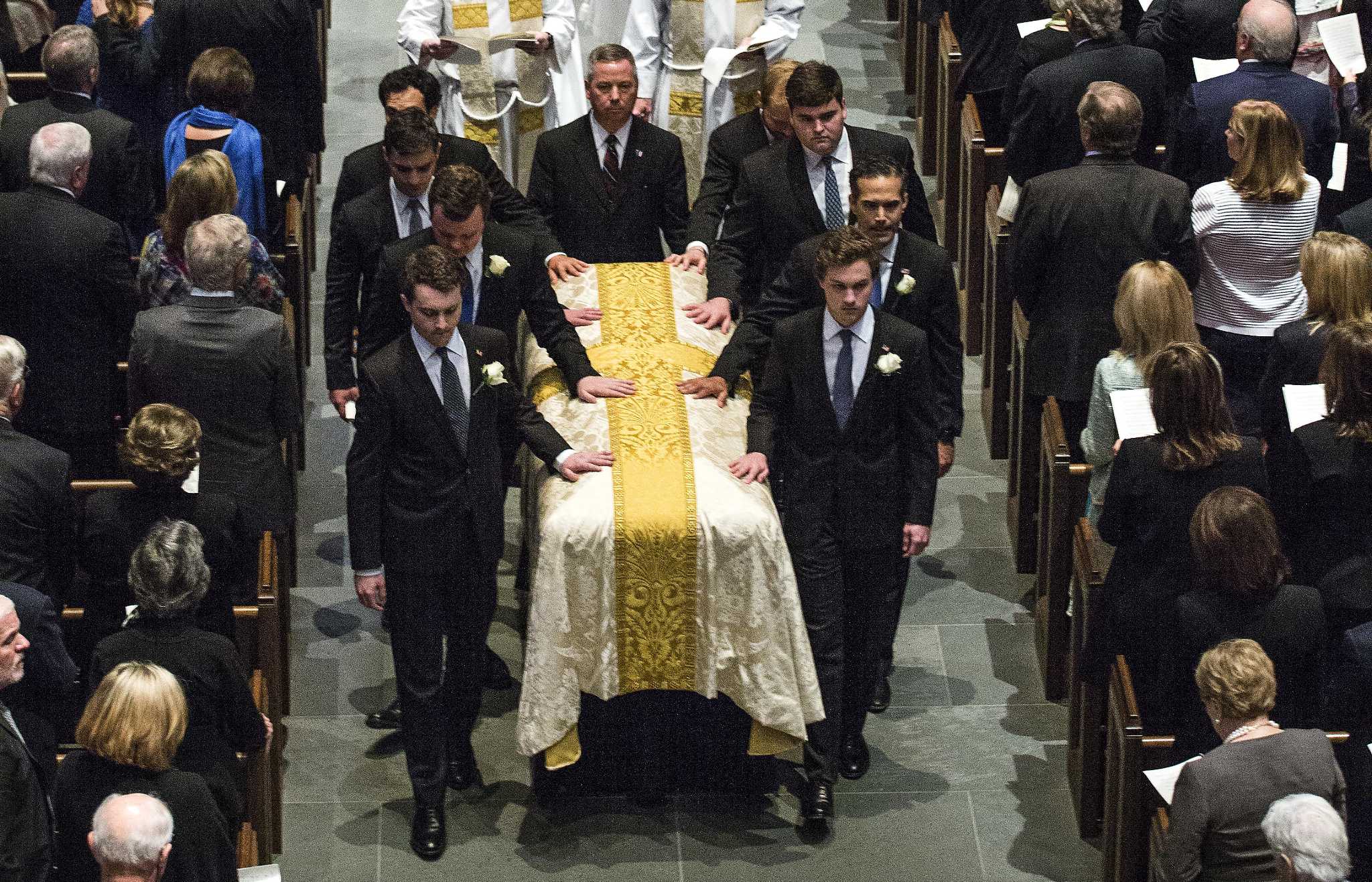 Thousands honor nation’s first mother as she is laid to rest