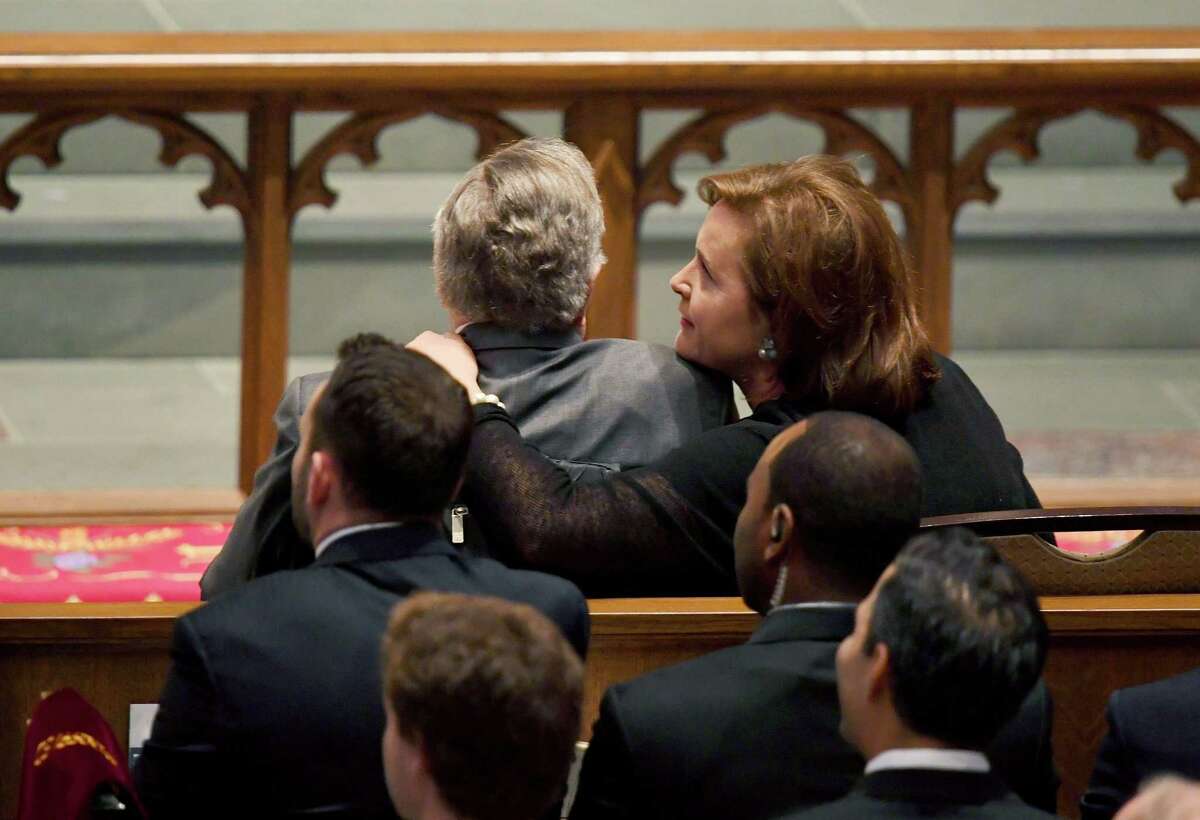 Thousands honor nation’s first mother as she is laid to rest