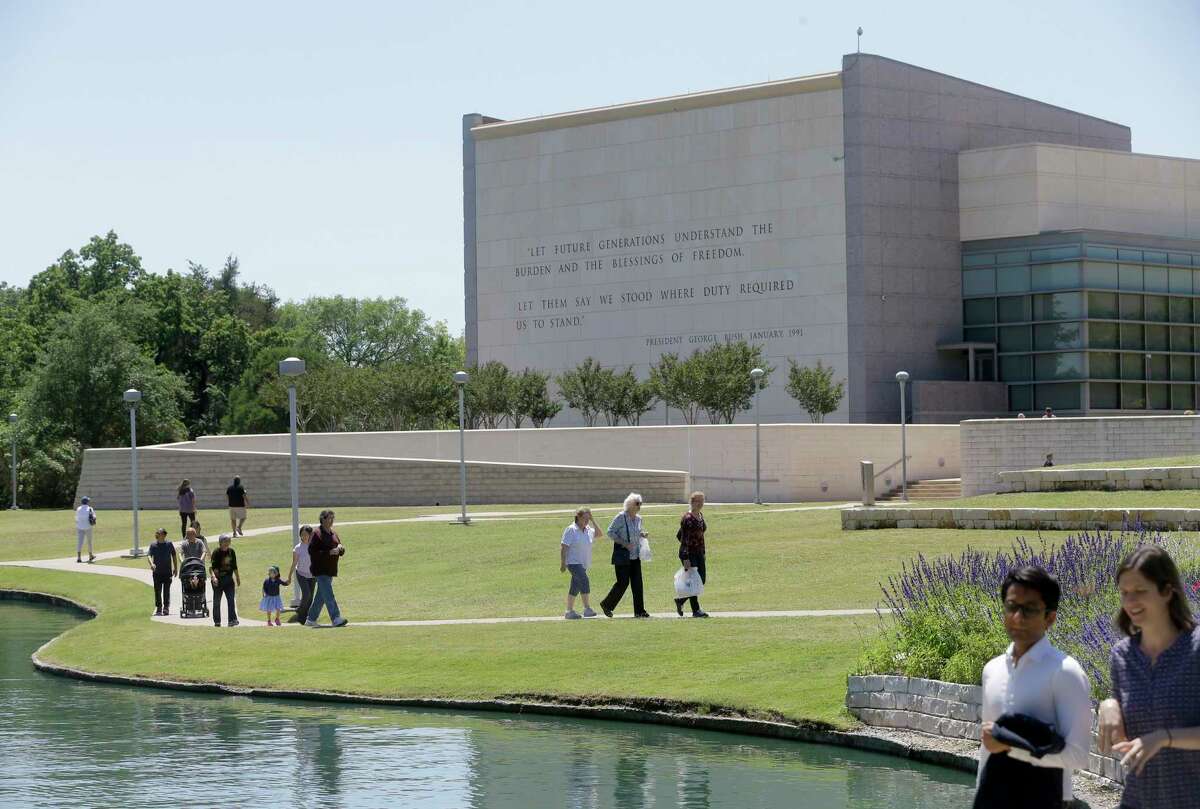 Well-wishers line up at Barbara Bush's gravesite in College Station