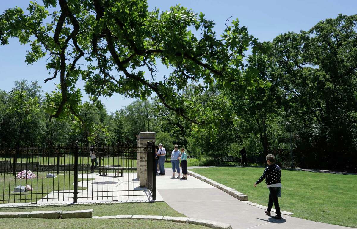 Well-wishers line up at Barbara Bush's gravesite in College Station