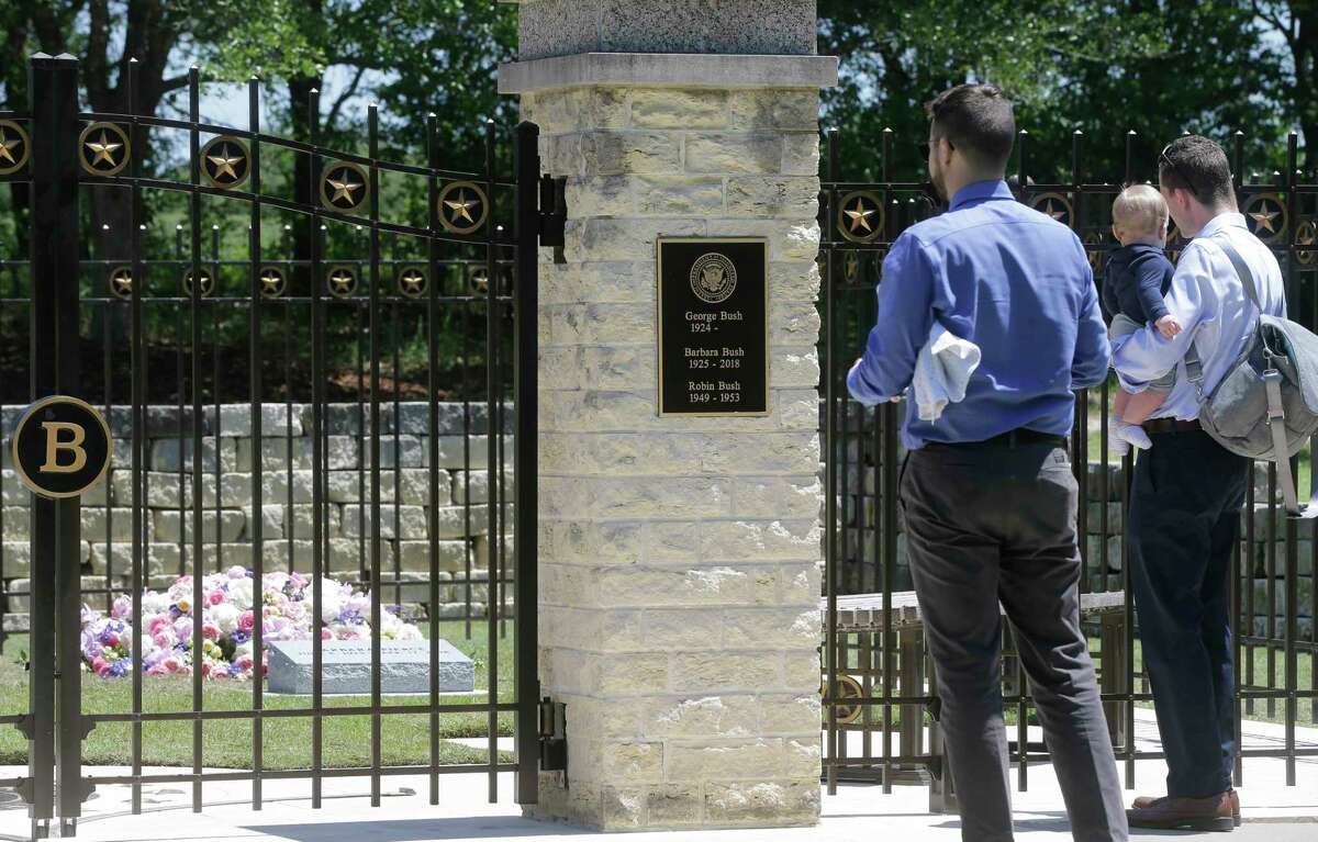 Well-wishers line up at Barbara Bush's gravesite in College Station