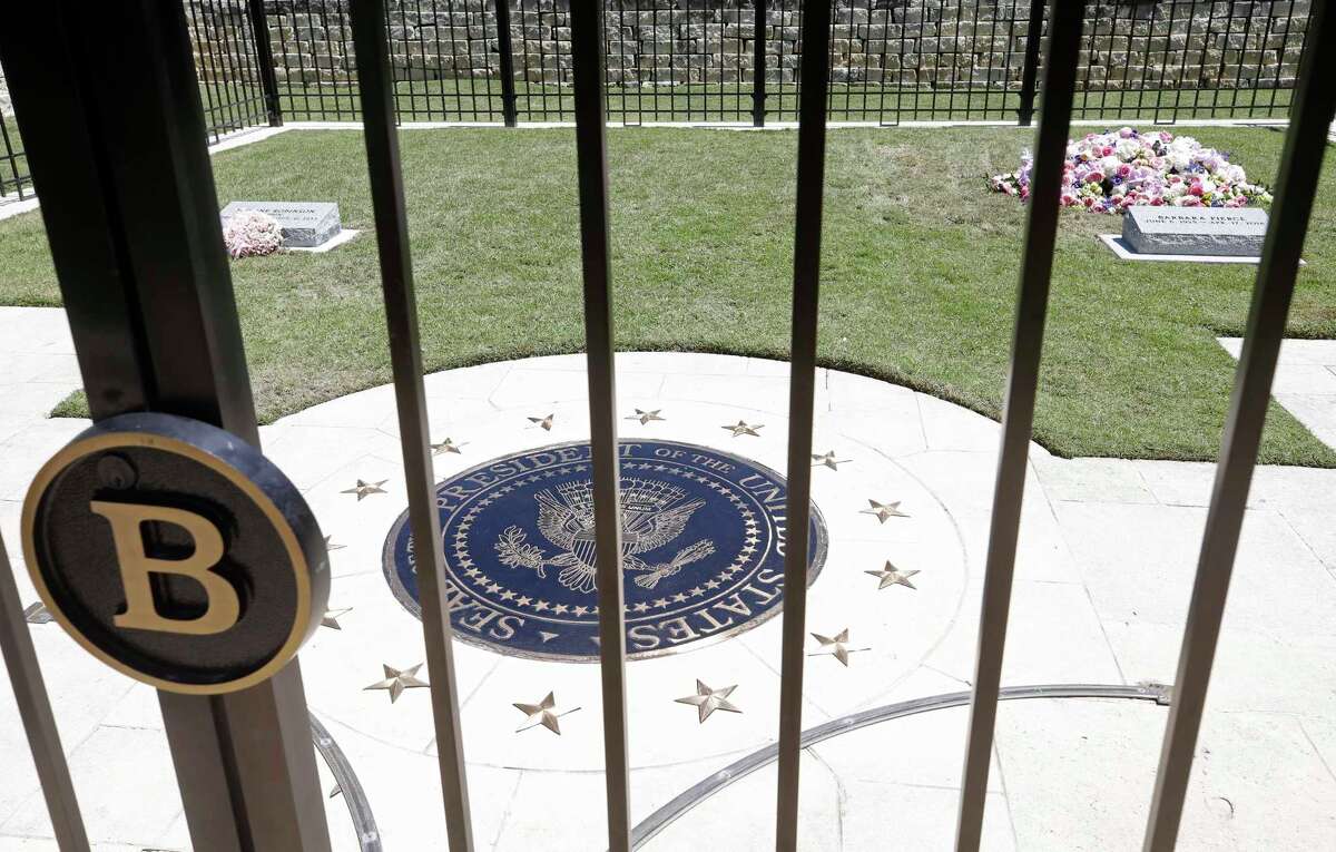 Well-wishers line up at Barbara Bush's gravesite in College Station