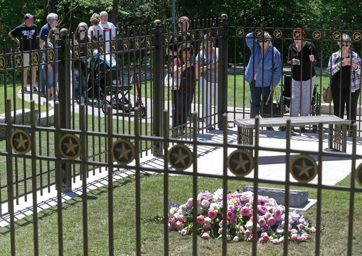 Well-wishers line up at Barbara Bush's gravesite in College Station