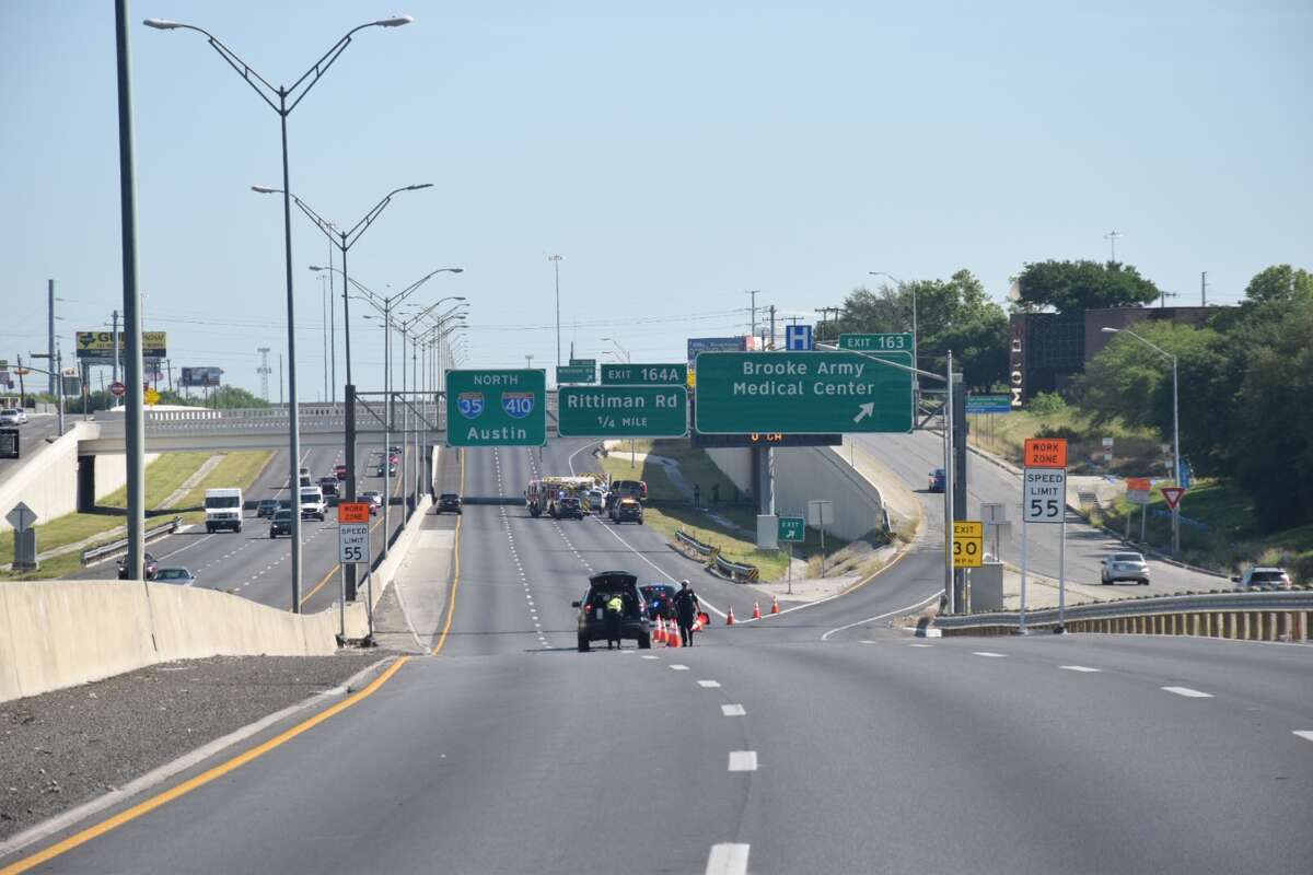 Fatal Crash Involving Pedestrian Closes Lanes Of I 35n Near Loop 410