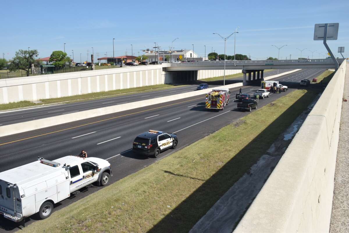 Fatal Crash Involving Pedestrian Closes Lanes Of I 35n Near Loop 410