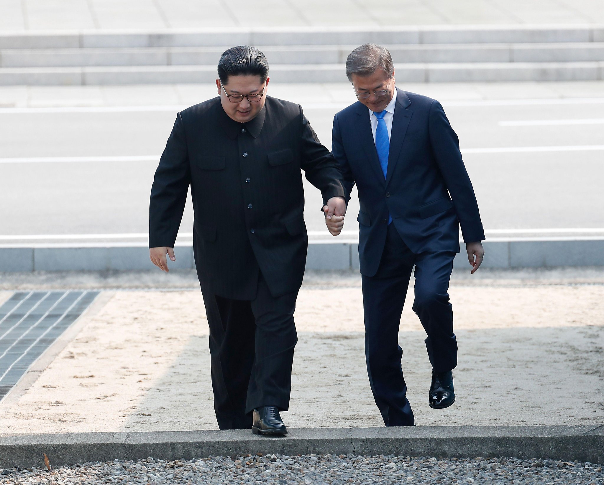 Kim Jong Un Crosses Into South Korea Shakes Hands With Moon