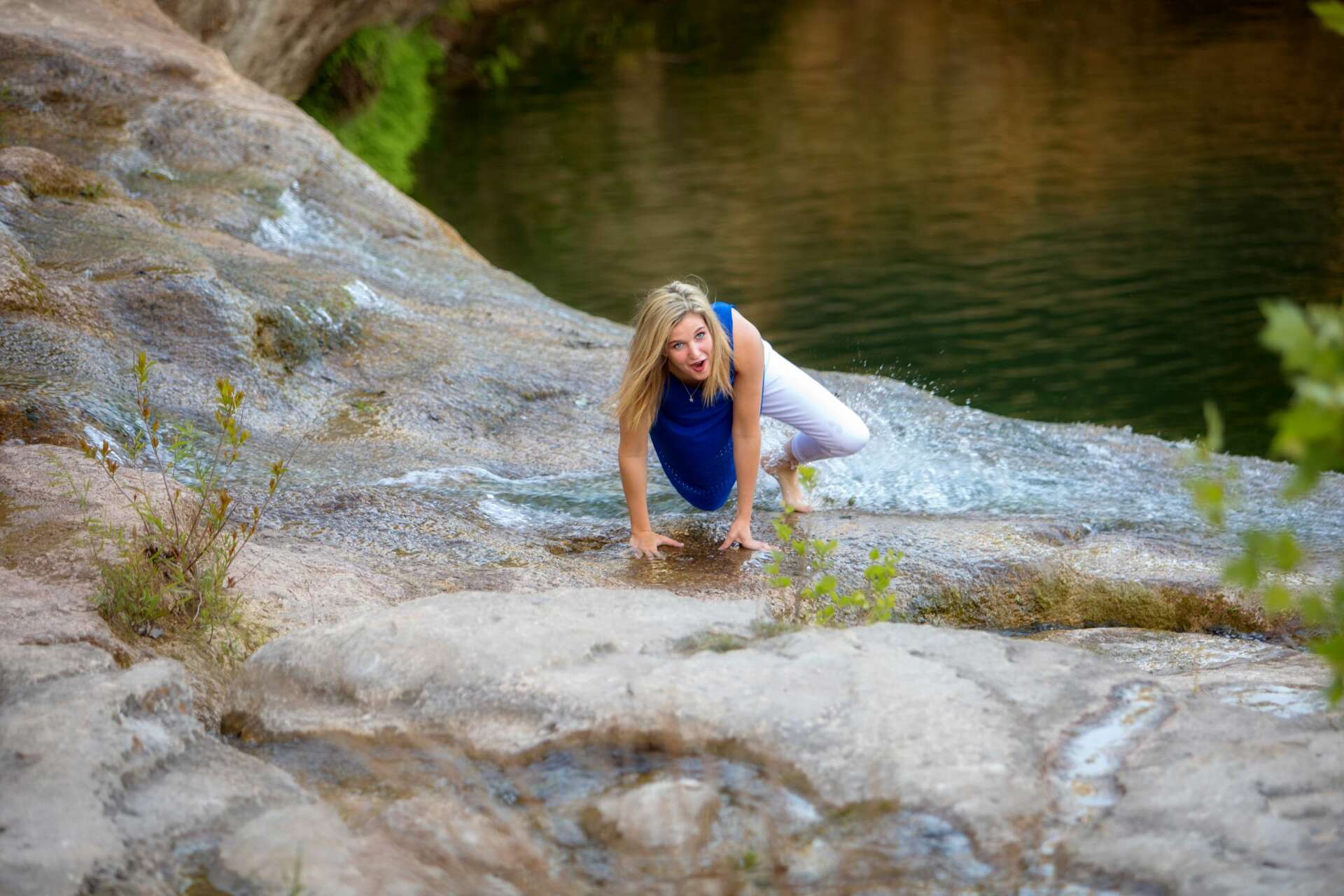 Texas teen's senior photos hilariously spoiled after she falls off a ...