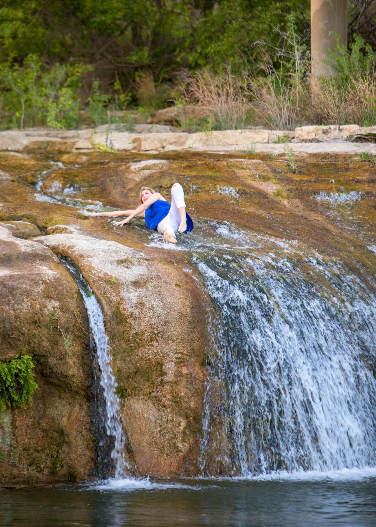 Texas teen's senior photos hilariously spoiled after she falls off a ...