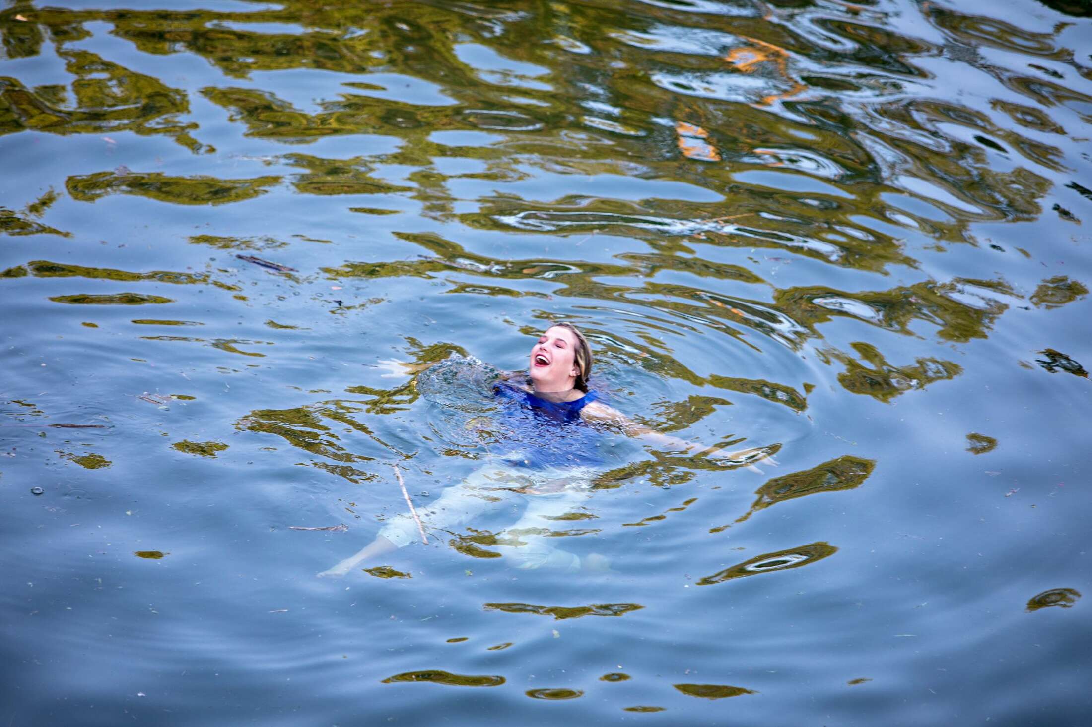 Texas Teens Senior Photos Hilariously Spoiled After She Falls Off A