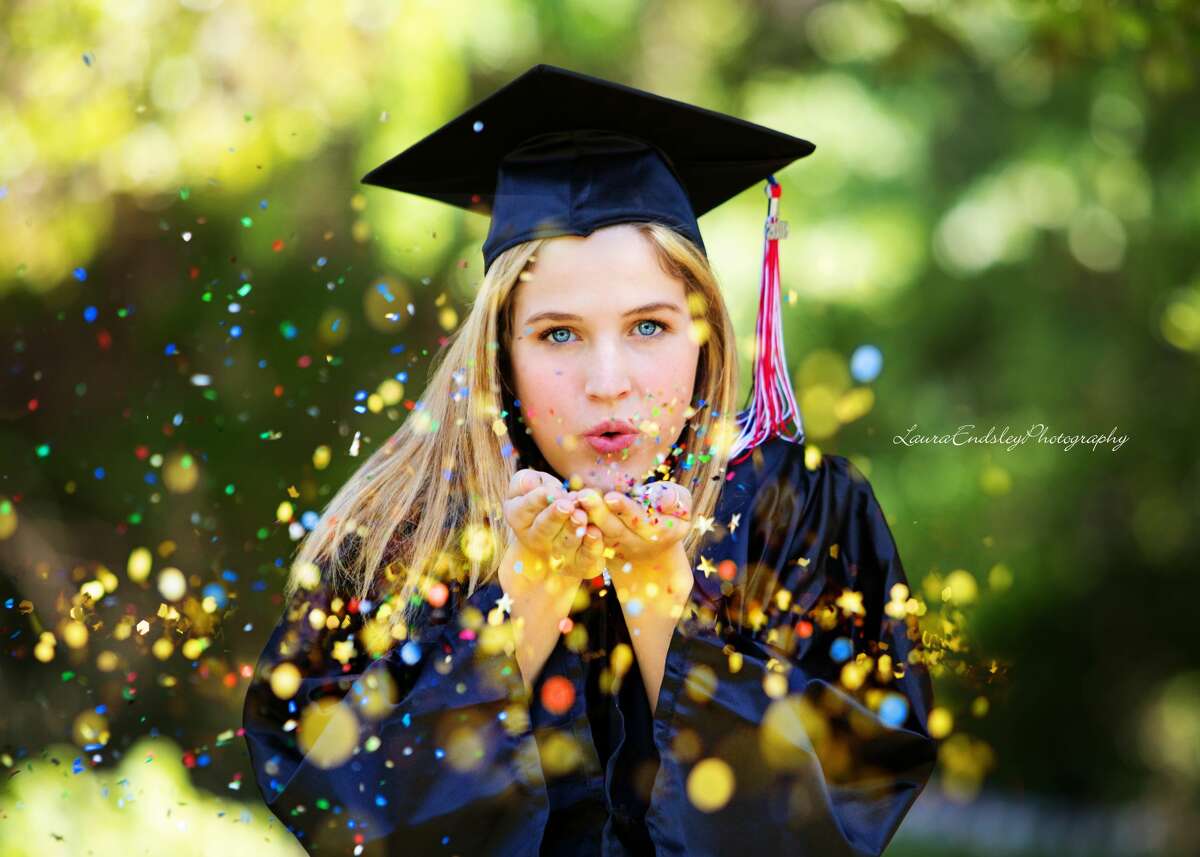 Texas teen's senior photos hilariously spoiled after she falls off a ...