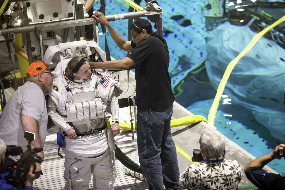 Students get taste of astronaut life at Houston’s ‘Space Center University’