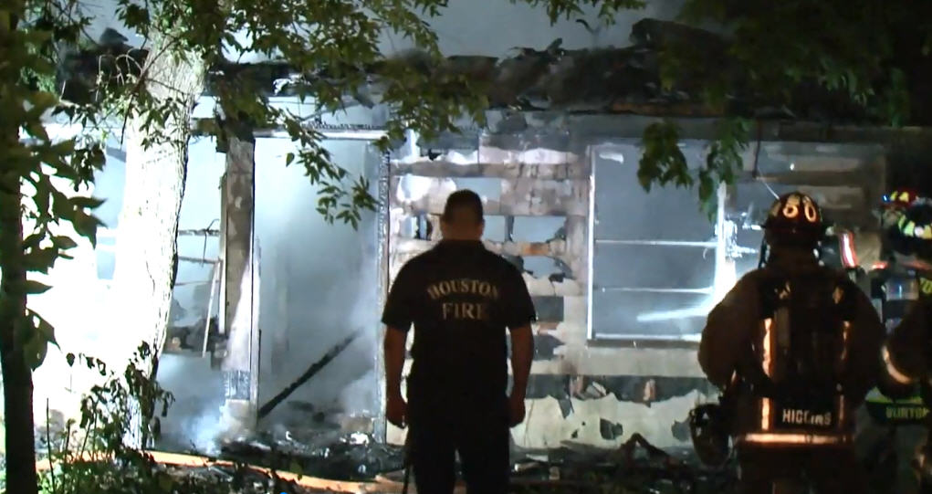 Apartment behind Spring Branch home destroyed in fire