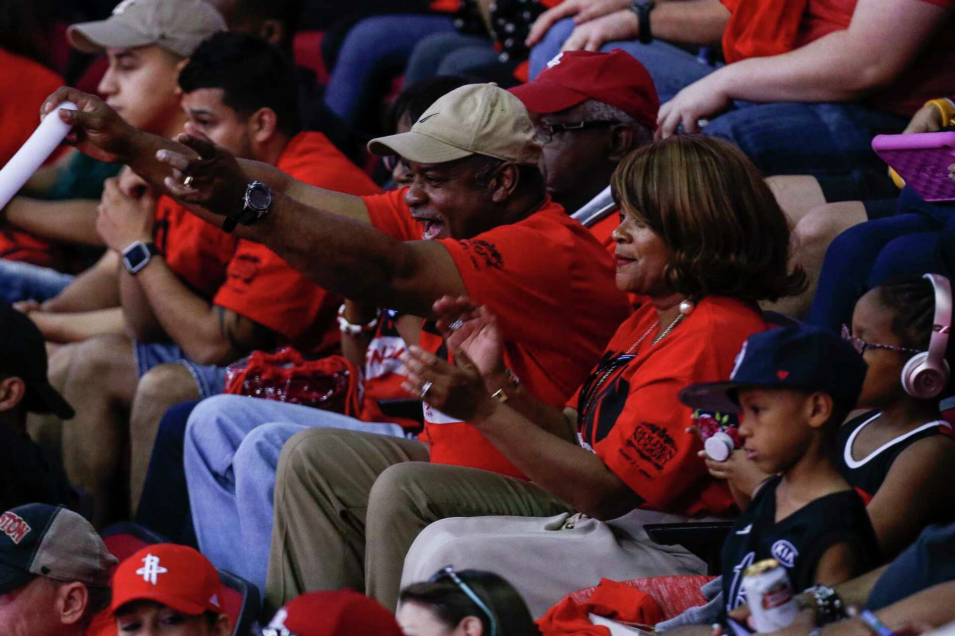 Lil Wayne among celebrities at Rockets-Jazz game