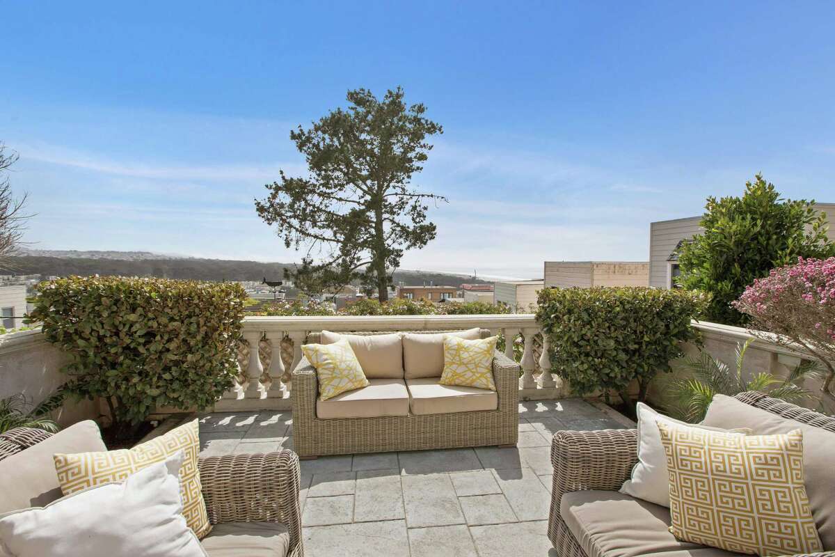 Walk-through: Elegance, Pacific Ocean views define Outer Richmond trilevel