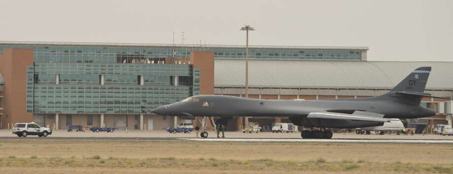 B-1B Lancer makes emergency landing at Midland International - Midland ...