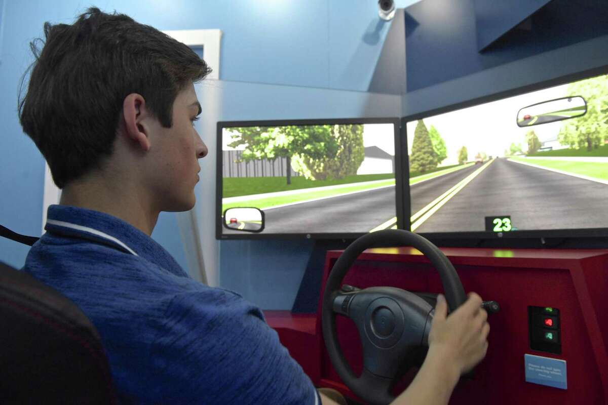 Simulator teaches dangers of distracted driving at New Milford High School
