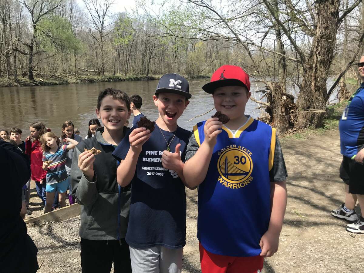 Pine River students raise salmon in classroom