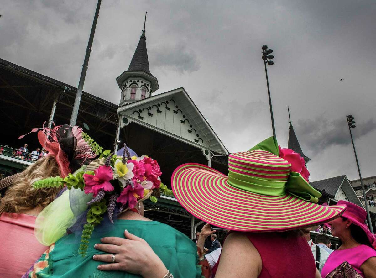 Photos: Kentucky Oaks Day