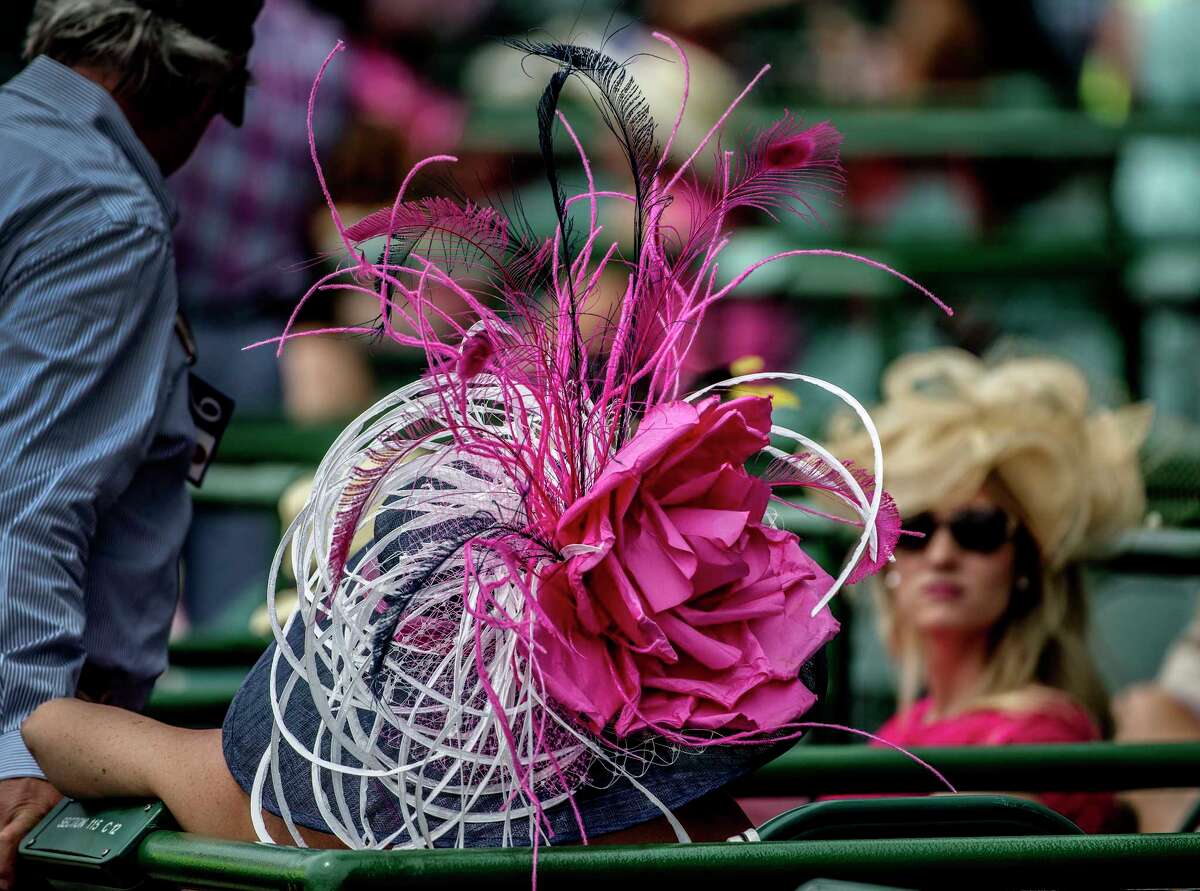 Photos: Kentucky Oaks Day