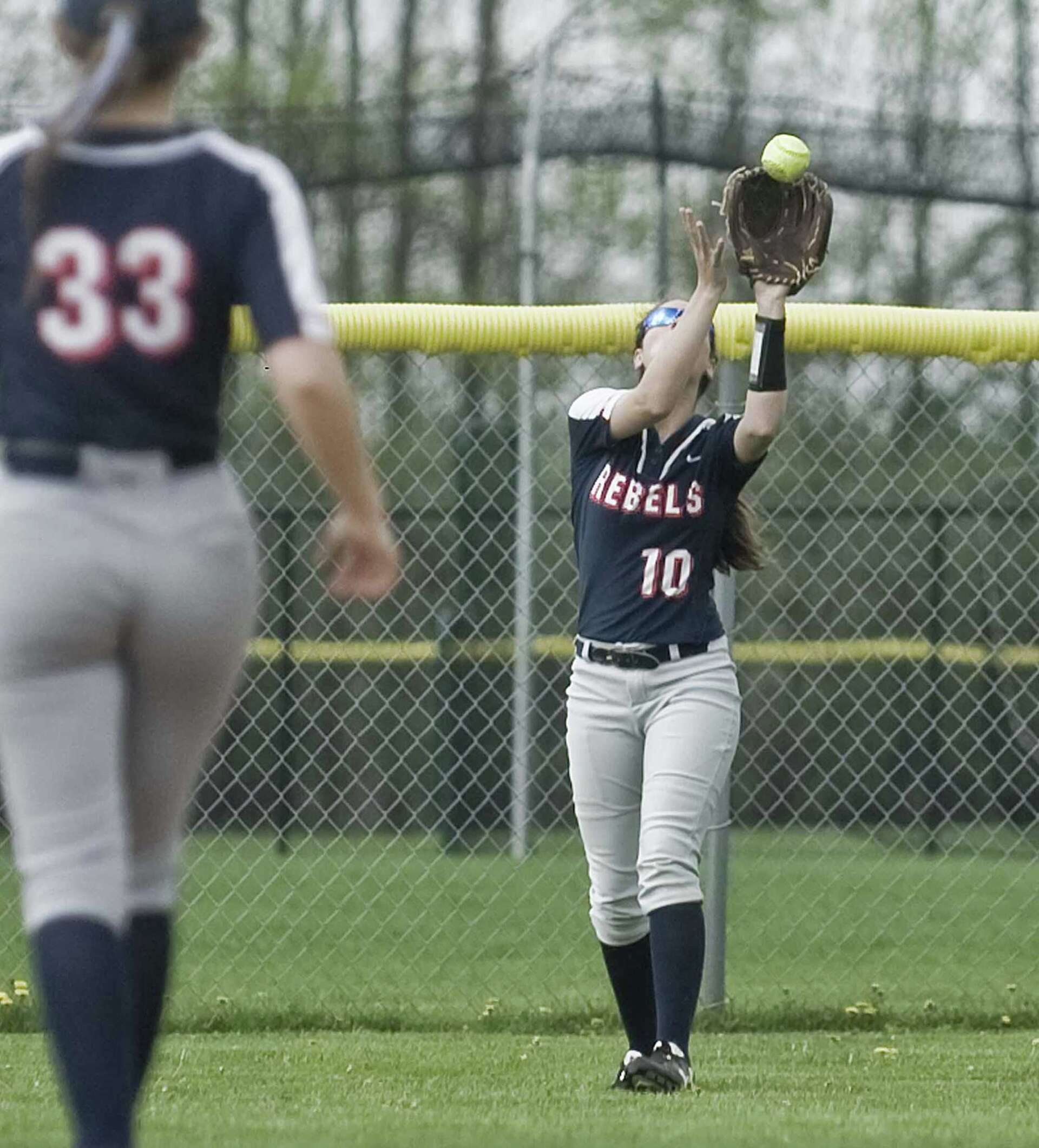 Softball: Brookfield keeps rolling with win over New Fairfield