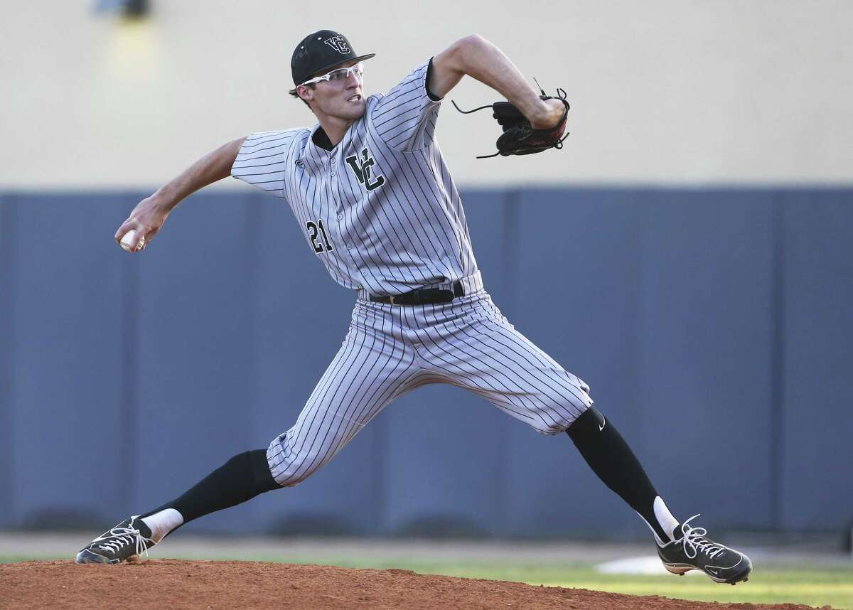 Churchill stays hot in second-round rout of O’Connor