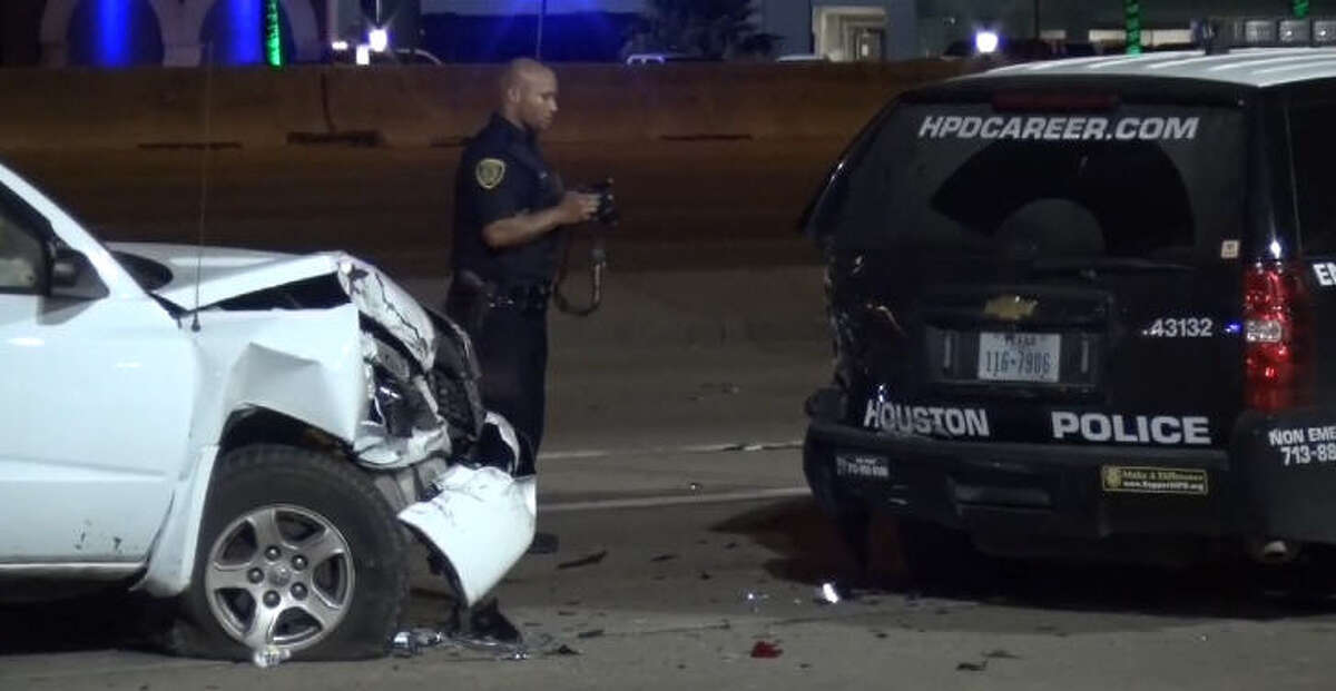 Houston police officer injured in overnight Gulf Freeway wreck