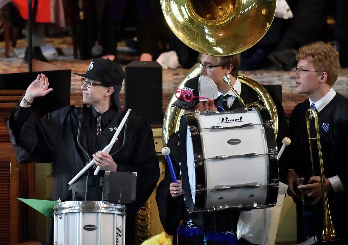 Hillary Clinton tells Yale seniors they need resiliency to meet ...