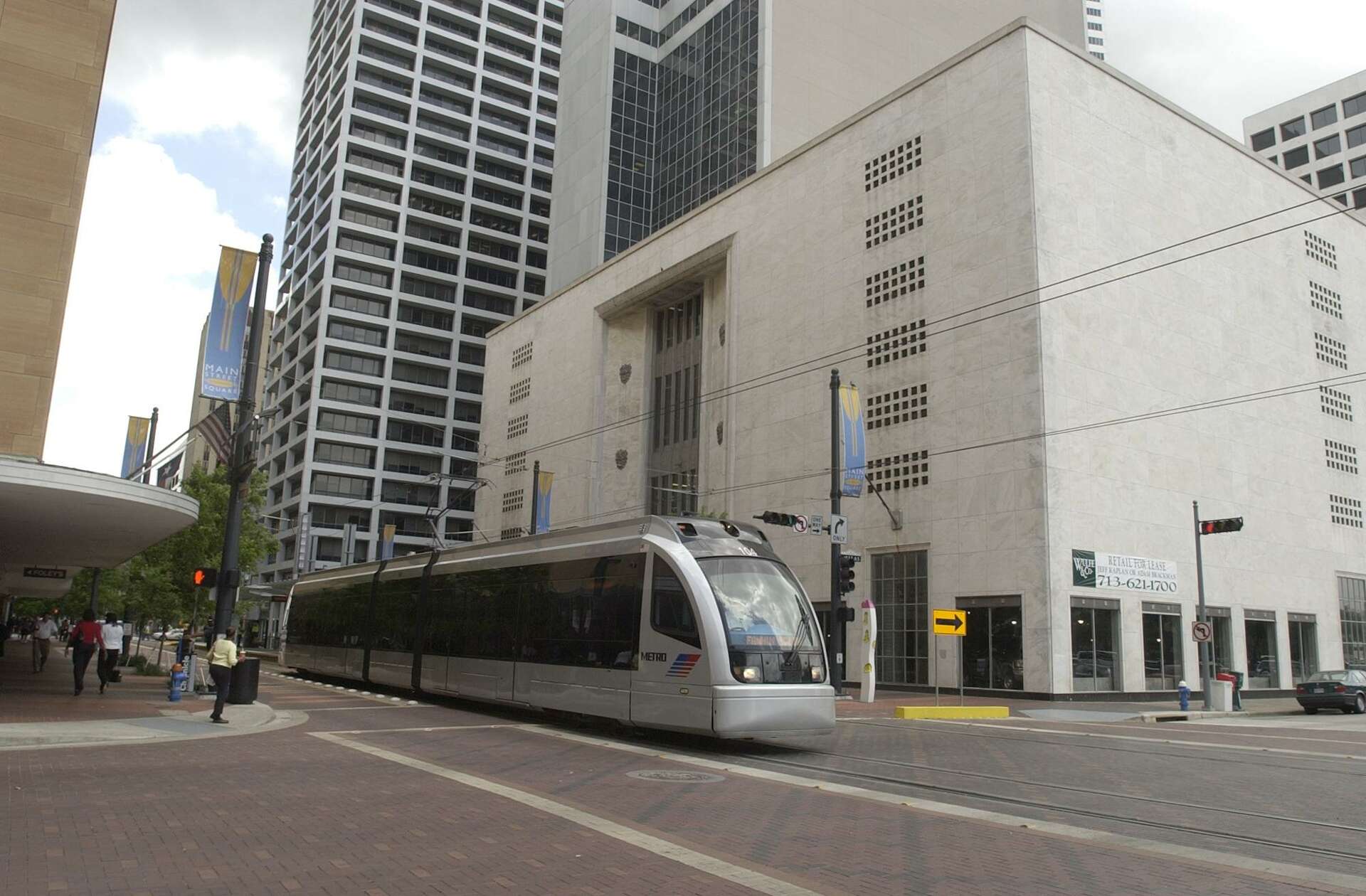 Former Sakowitz building, adjacent office tower hits market as energy ...