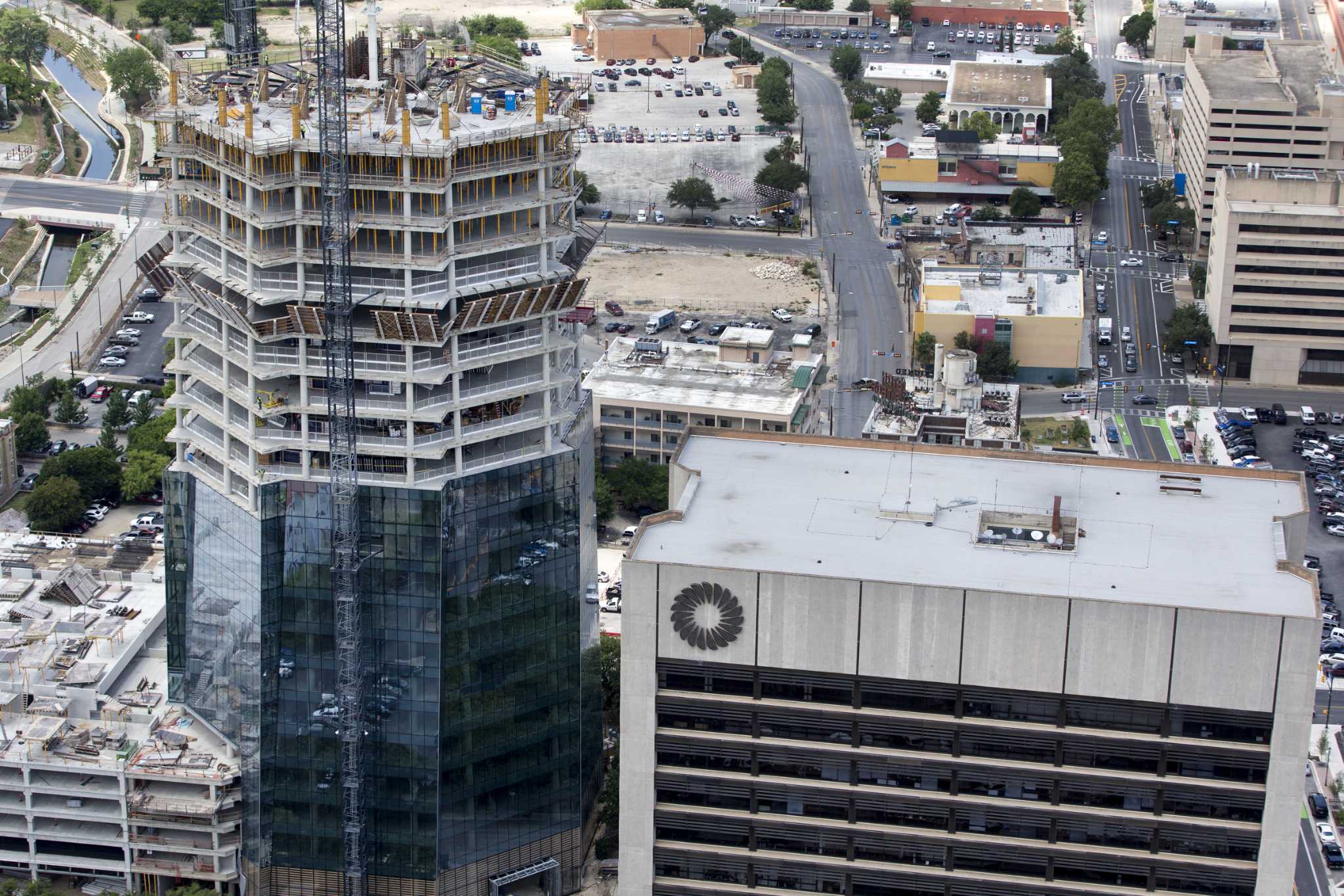 Council moves forward on Frost building renovation contract