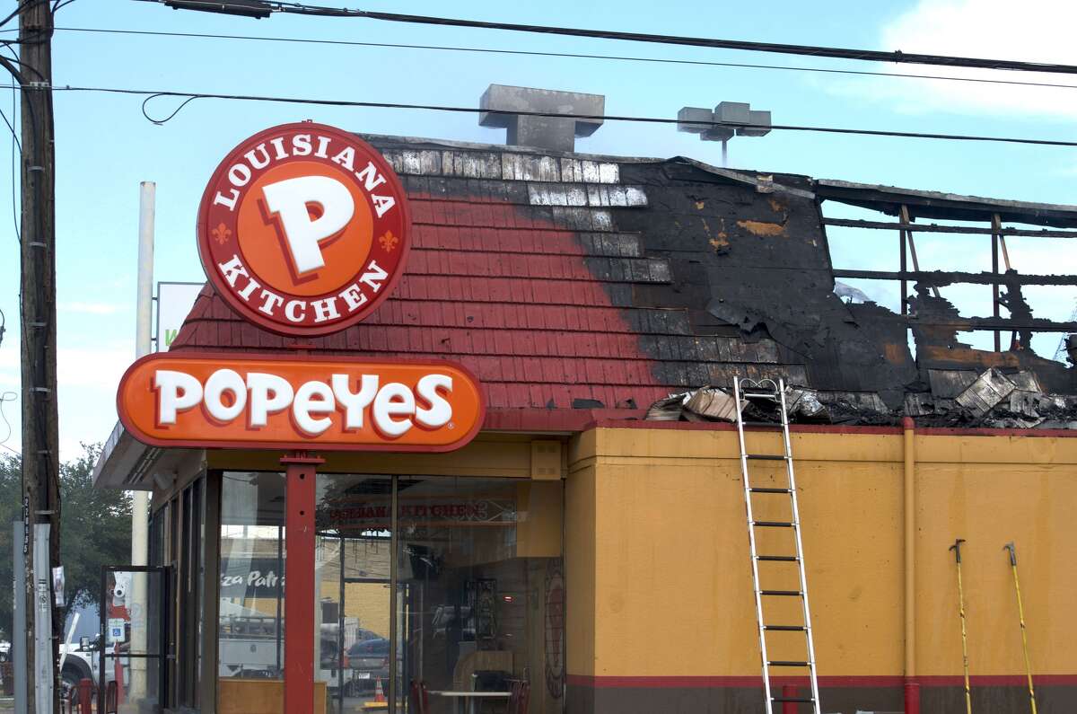 Customers, employees rush out of burning Popeyes in east Houston